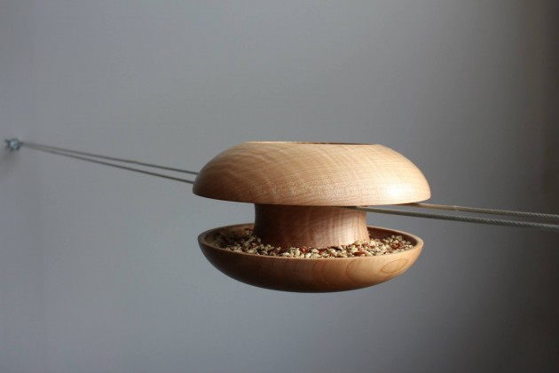 Modernes Futterhaus lockt die Vögel im Garten an