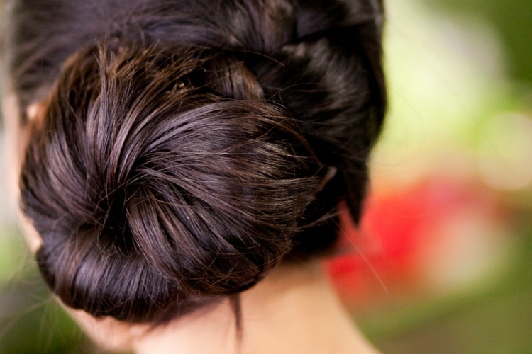 Eine beeindruckende Hochsteckfrisur mit Dutt flechten