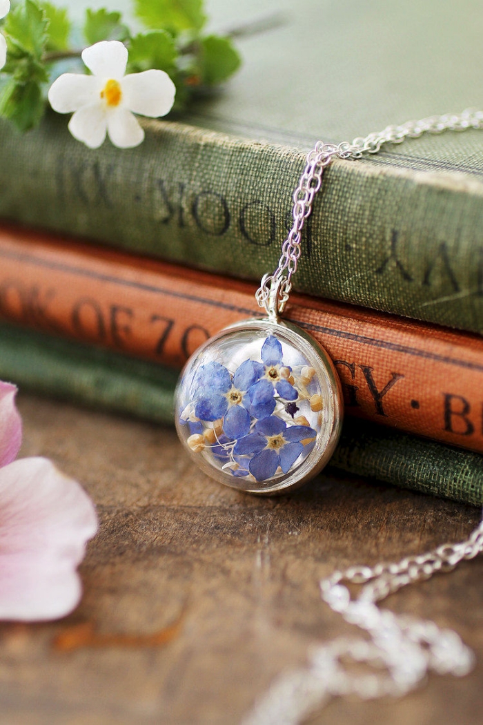 Merkwürdiger handgemachter Schmuck mit echten Blumen