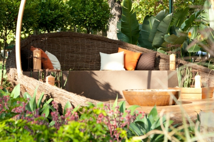 Sitzplätze im Garten modern und bequem gestalten