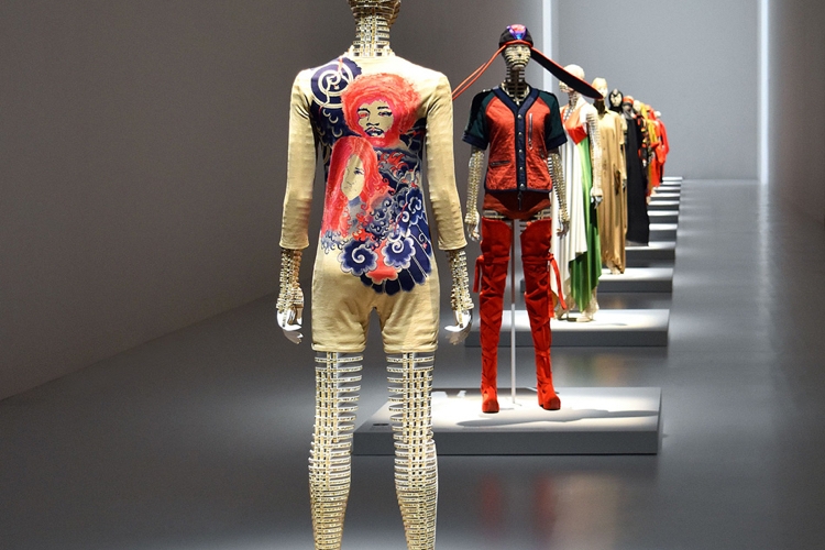 Fashion Mode trifft auf moderne Kunst - Ausstellung in Tokyo