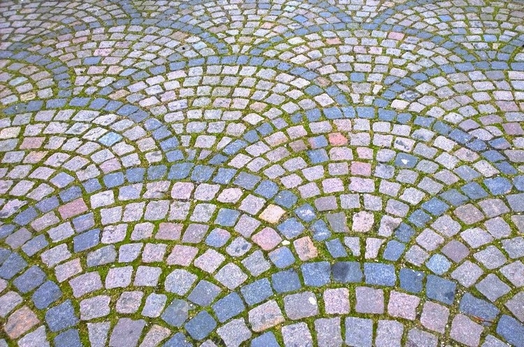 Natursteinpflaster verlegen - beliebte Verlegemuster und Steine