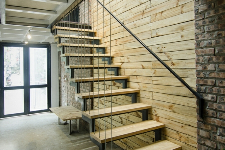 Offene Treppe aus Holz als Highlight für die moderne Einrichtung