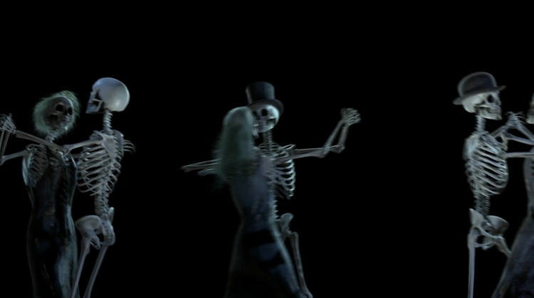 Digitale Halloween Fensterdeko mit Projektor für Gruseleffekte bei Nacht