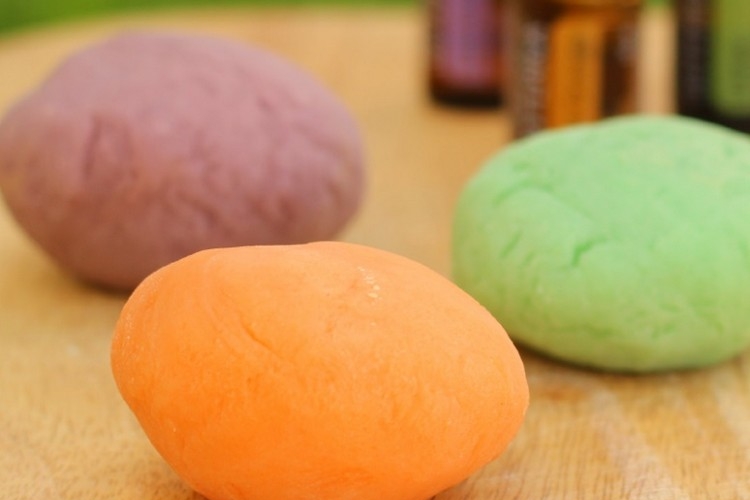 Bunte Knete selber machen mit Kindern - Tolle Rezepte mit Anleitung