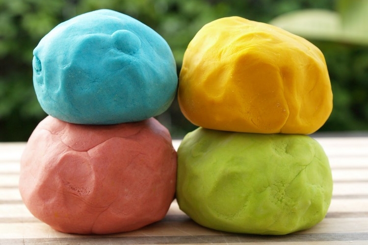 Bunte Knete selber machen mit Kindern - Tolle Rezepte mit Anleitung