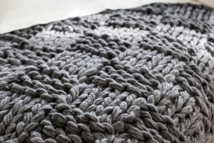 Grobmaschige Decke stricken ohne Nadeln - Anleitung zum Nachmachen