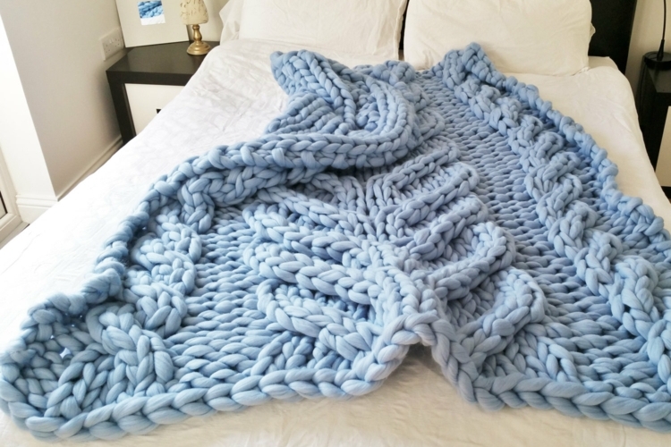 Grobmaschige Decke stricken ohne Nadeln - Anleitung zum Nachmachen