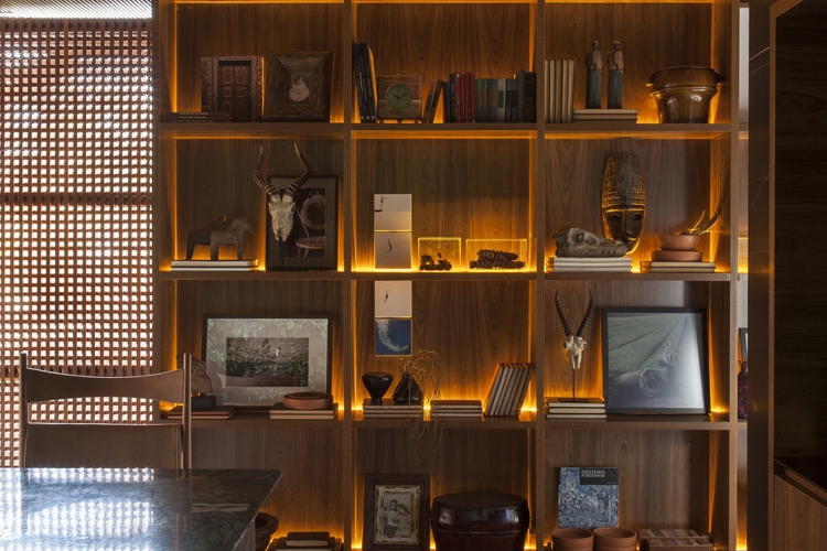 Als Sichtschutz für innen sorgen hier luftige Holzgitter-Paneele