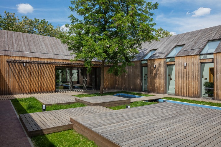 Einzigartiges Licht-Schatten-Spiel durch Terrassenüberdachung aus Holz