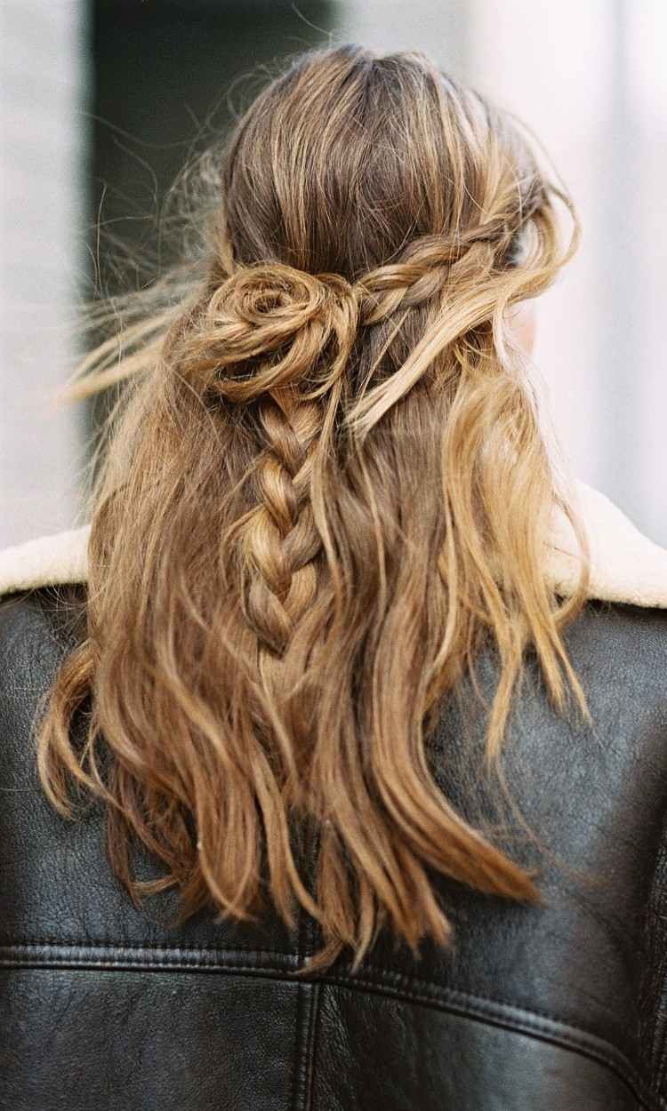Schöne Flechtfrisuren in Blumenoptik: So flechten Sie einen Flower Braid!