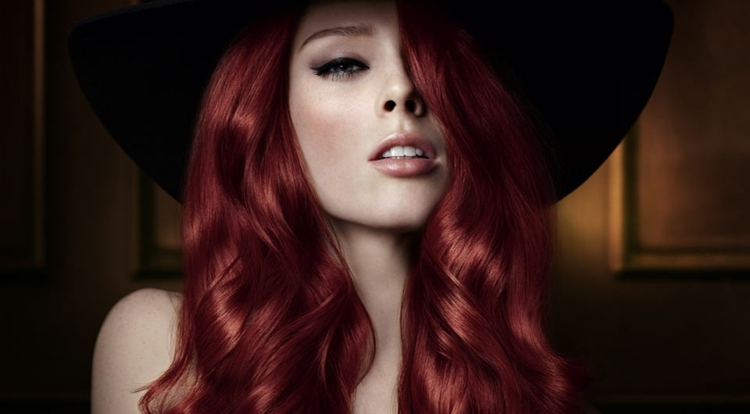 Dunkelrote Haare - Inspirationen und Pflegetipps für die trendige Farbe!