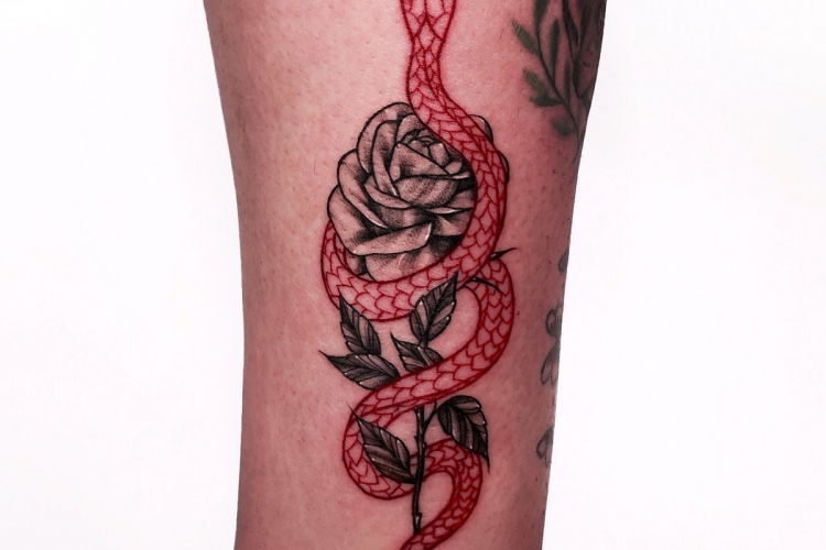 Rote Tattoos sind attraktiv! Wir klären über Mythen auf & zeigen tolle ...