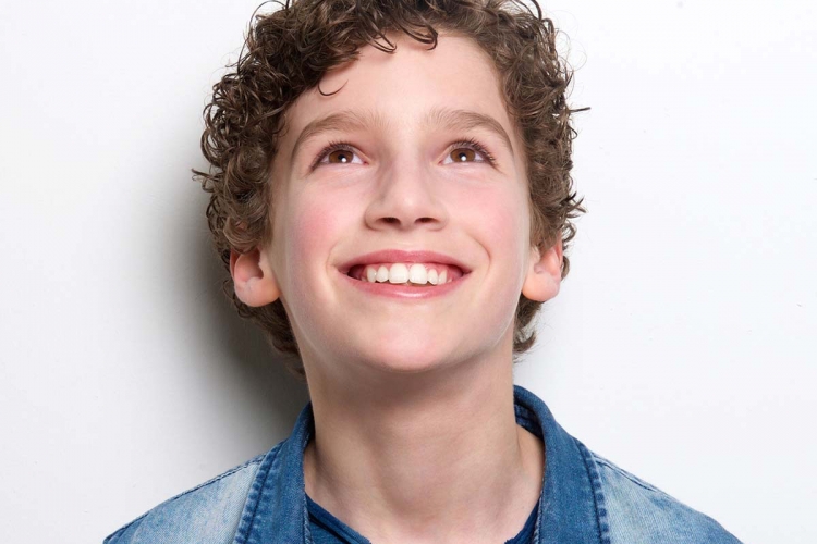 Jungs mit Locken: 30 süße und pflegeleichte Kinderfrisuren