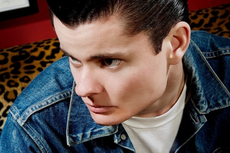 Rockabilly Frisur für den Mann mit Rocker Stil und klassische Haarmode