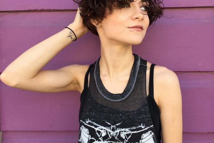 Undercut Locken Frauen: So wunderschön können Sie kurze Haare stylen!