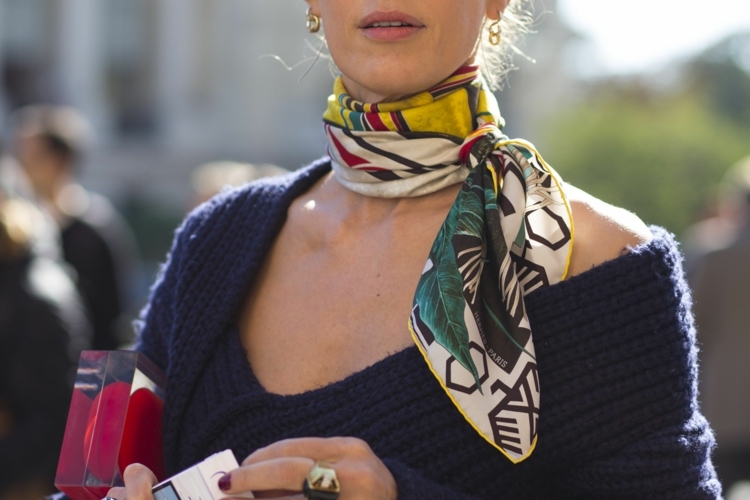 Halstuch binden: So wunderschön können Sie die Accessoires stylen!