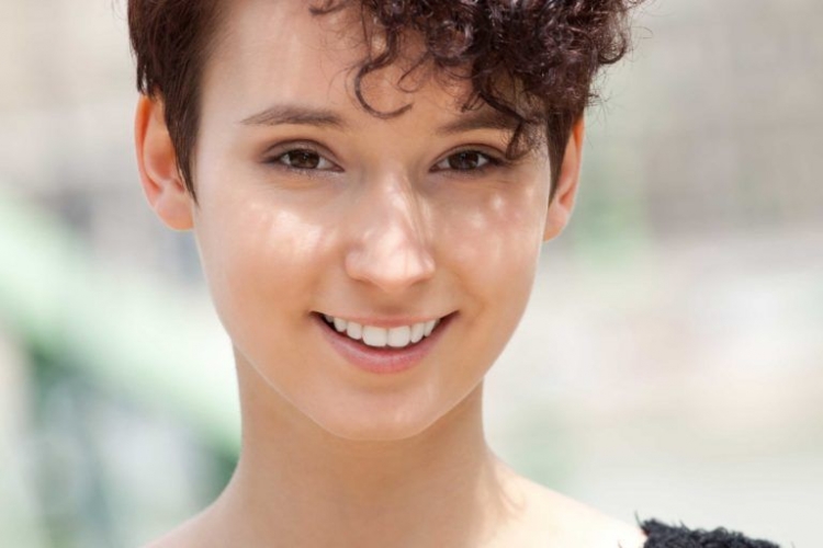 Undercut Locken Frauen: So wunderschön können Sie kurze Haare stylen!