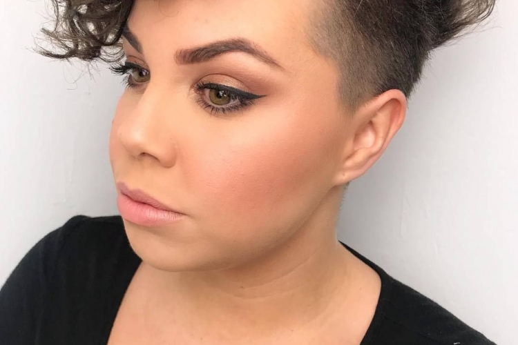 Undercut Locken Frauen: So wunderschön können Sie kurze Haare stylen!