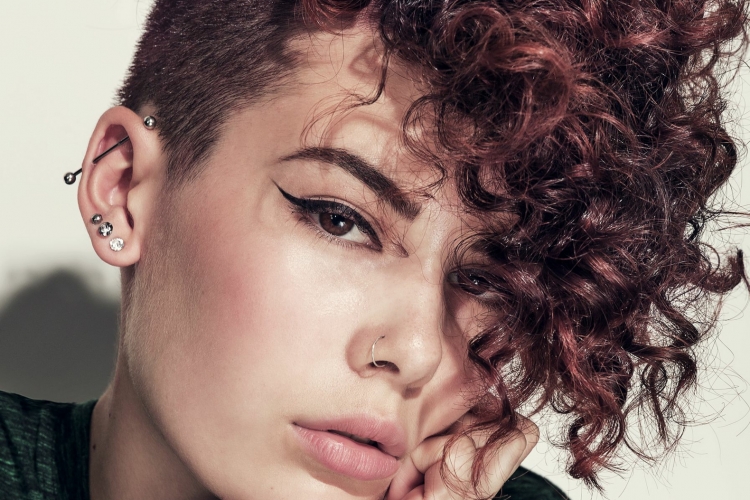 Undercut Locken Frauen: So wunderschön können Sie kurze Haare stylen!