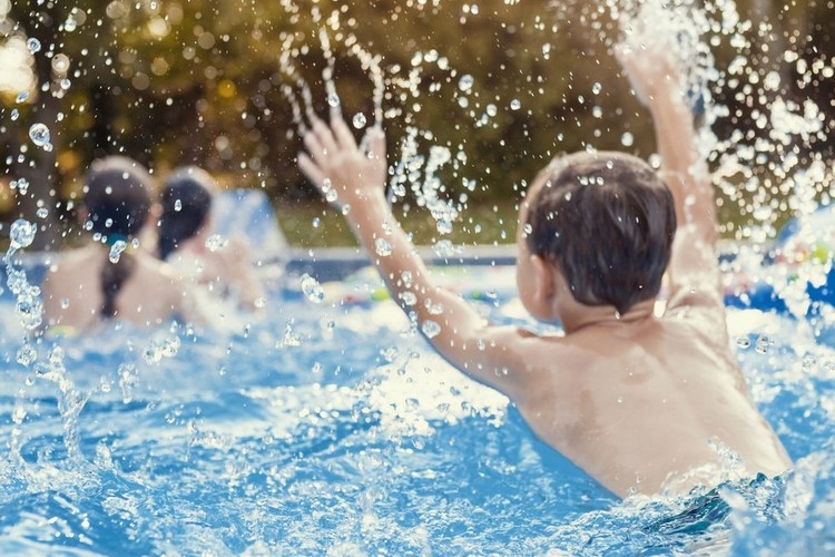 Wasserspiele für Kinder: Ideen für heiße Sommertage