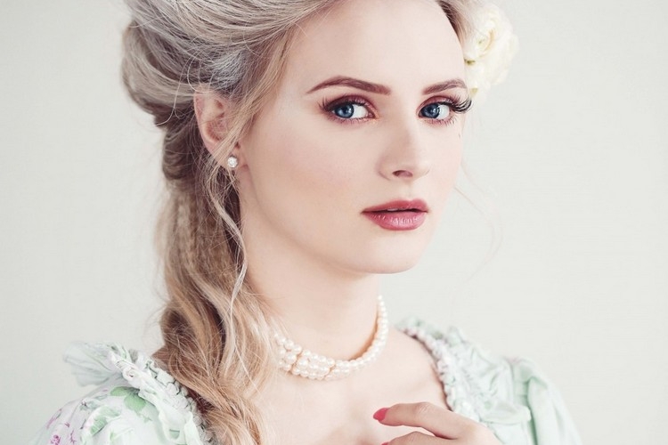 Barock Frisur selber machen für das perfekte Halloween-Kostüm