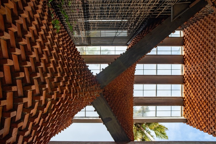 Backsteinwand innen und welliges Mauerwerk als Baukonzept für ein Haus