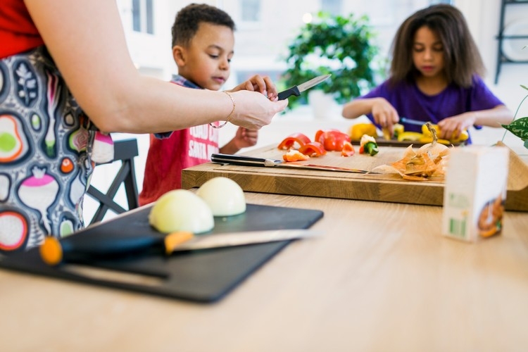 Kochen mit Kindern: Was spricht dafür, einfache Rezepte & Tipps