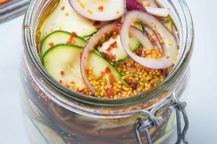 Zucchini einlegen und haltbar machen - Leckere Rezeptideen