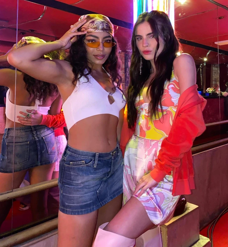 2000er Party Outfit Damen: Die besten Y2K-Looks zum Nachstylen